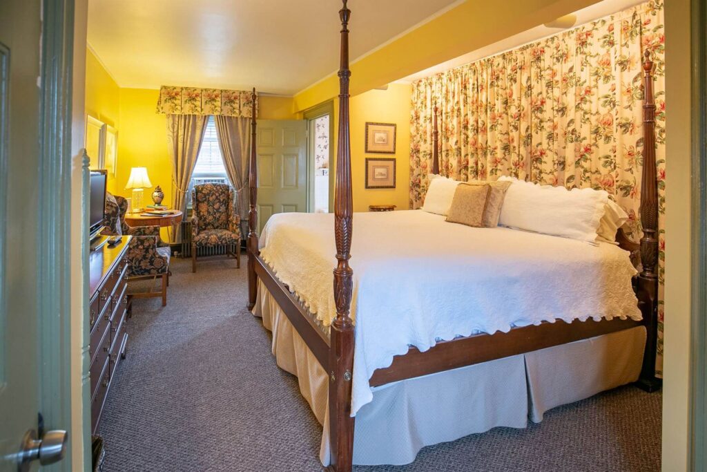 #24 Hideaway Room: King Bed - Cameron Estate Inn