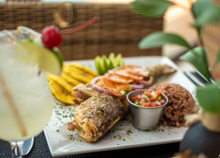 What to Eat in Roatan: Must-Try Island Food & Drinks