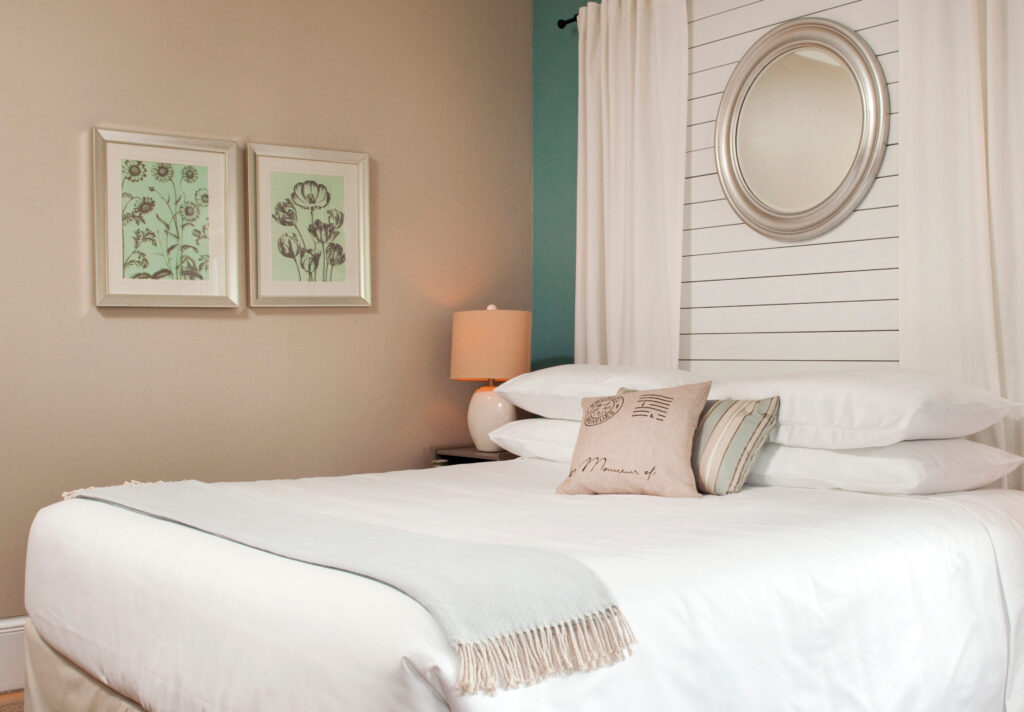 Vintage Restored Rooms in Cape Cod - Woods Hole Inn